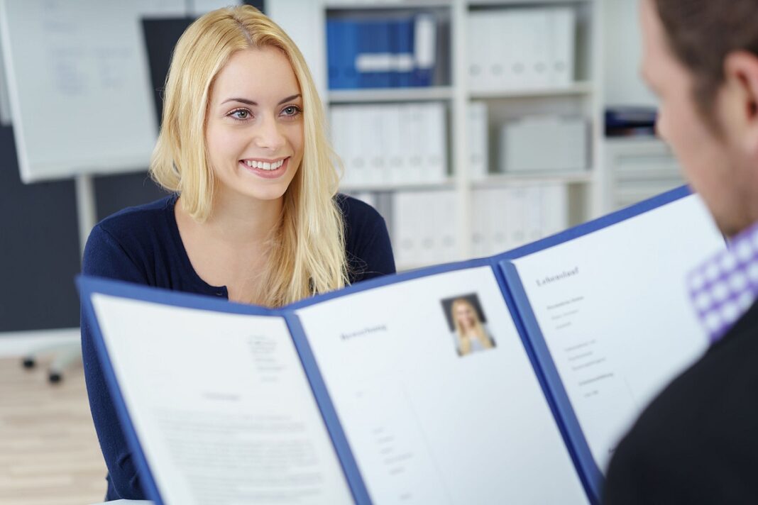 Writing a Job Application: The Impact of a Photo | Editorialge