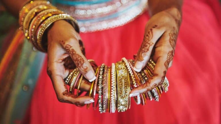 Bangle Bracelets: A Timeless Fusion of Elegance and Versatility ...